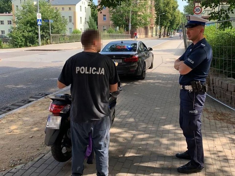 24-latek ubrany w koszulkę z napisem: „Policja” jechał motocyklem po ... 24-latek ubrany w koszulkę z napisem: „Policja” jechał motocyklem po ...