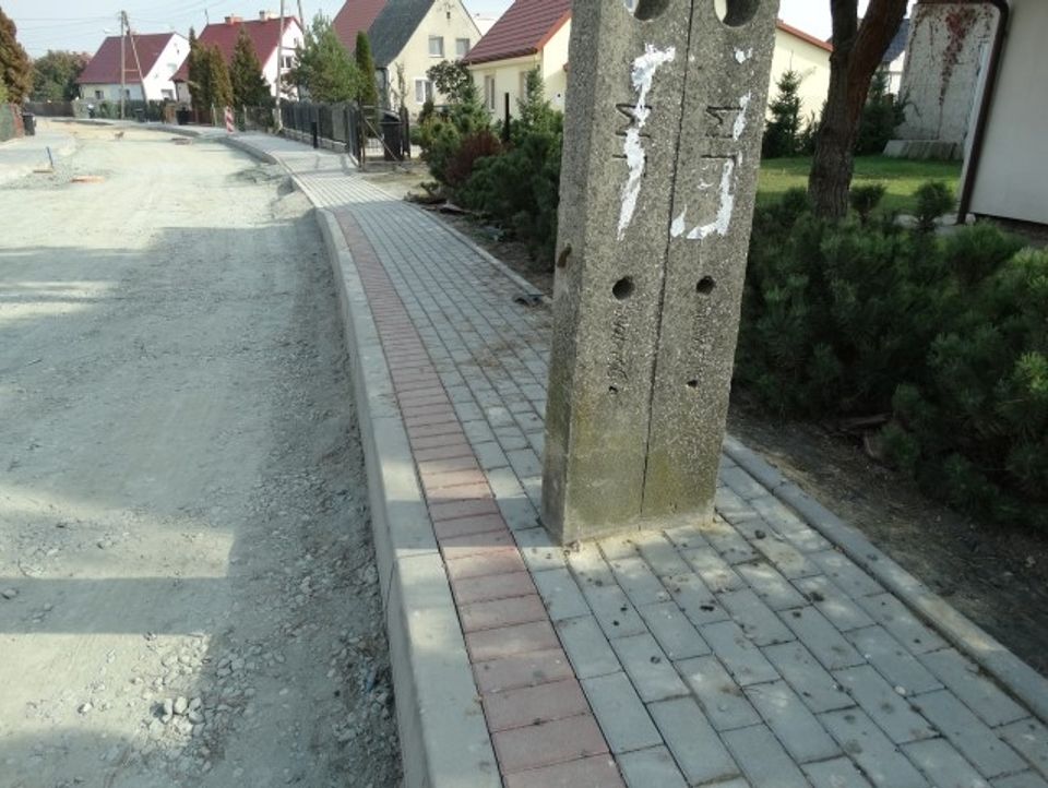Słupy energetyczne „wyrosły” na chodniku Słupy energetyczne „wyrosły” na chodniku